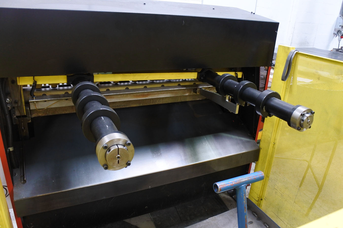 EDWARDS Powered Guillotine - GM Machinery